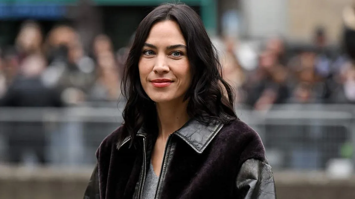Atención: el color de pelo Espresso Martini Brunette de Alexa Chung y ...