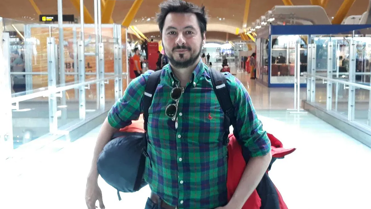 Antonio Lucas: "Hay que aprender a viajar con lo mínimo: el placer es subir al avión sin ...