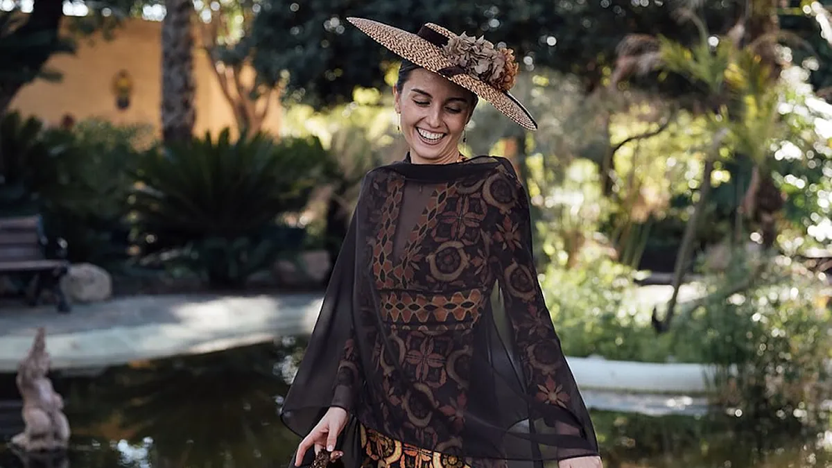 La invitada más elegante del fin de semana va con un vestido estampado ...