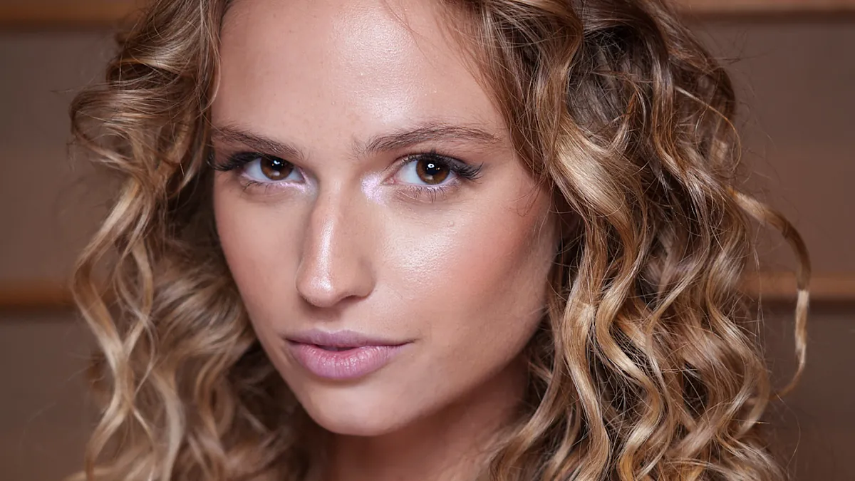 Mayra Medina, maquilladora: "En un rostro con arrugas o líneas de expresión, los polvos ...