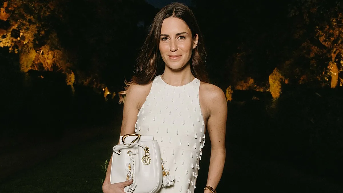 Gala González mientras se prepara para asistir al desfile de Dior ...