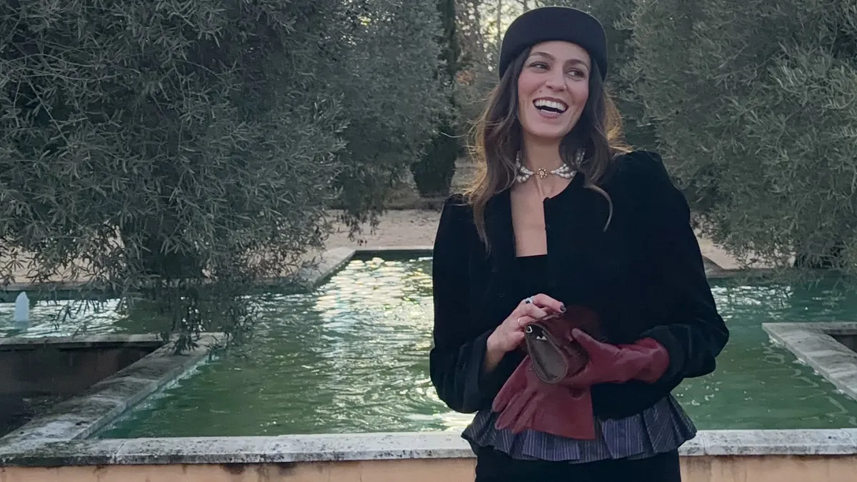La invitada más elegante del fin de semana solucionó su look con ...