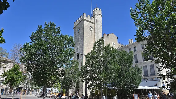 El precioso pueblo de la Provenza del que Louis Vuitton se ha enamorado ...