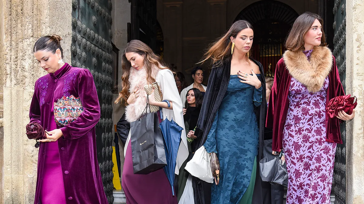 La invitada más elegante del fin de semana lleva un vestido midi del ...